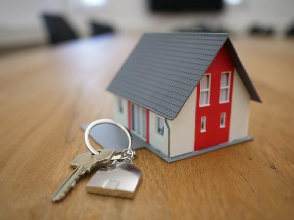 5 Factors To Consider When Choosing Between Renting And Buying A Home ...